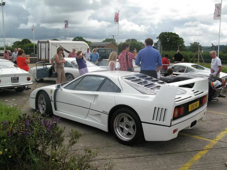 De bizarre Ferrari-collectie van Chris Evans