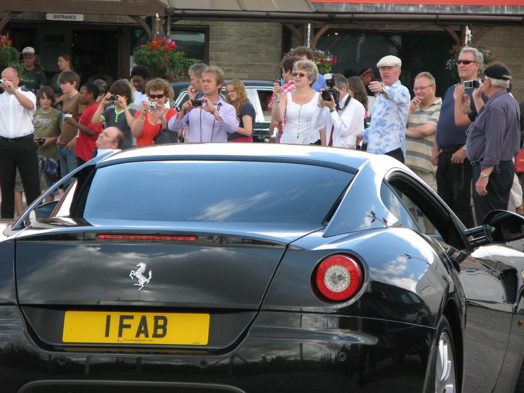 De bizarre Ferrari-collectie van Chris Evans