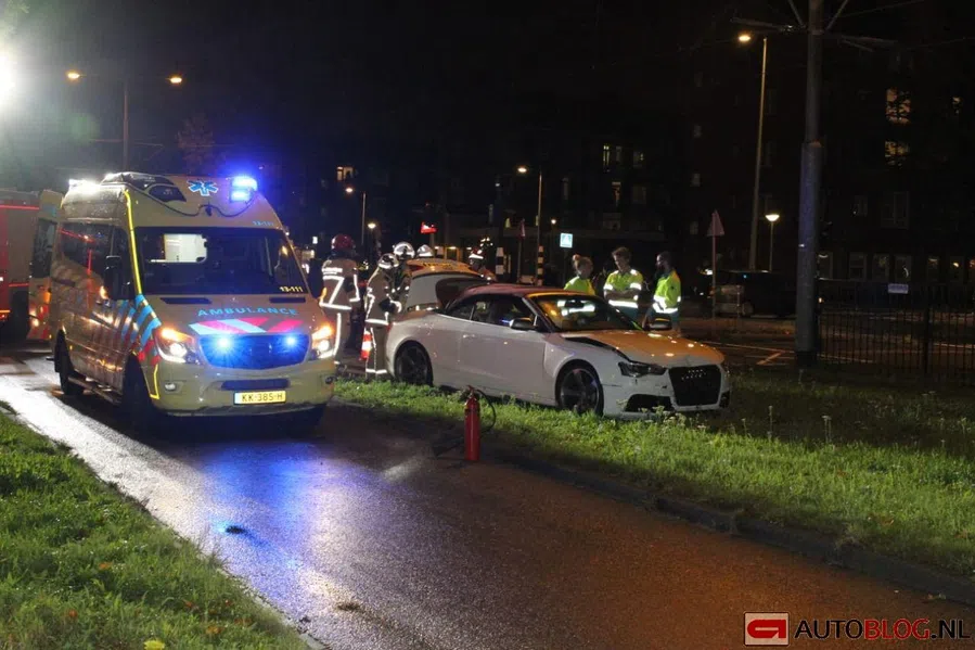 Audi RS5 Cabrio raakt bestelwagen in Slotermeer