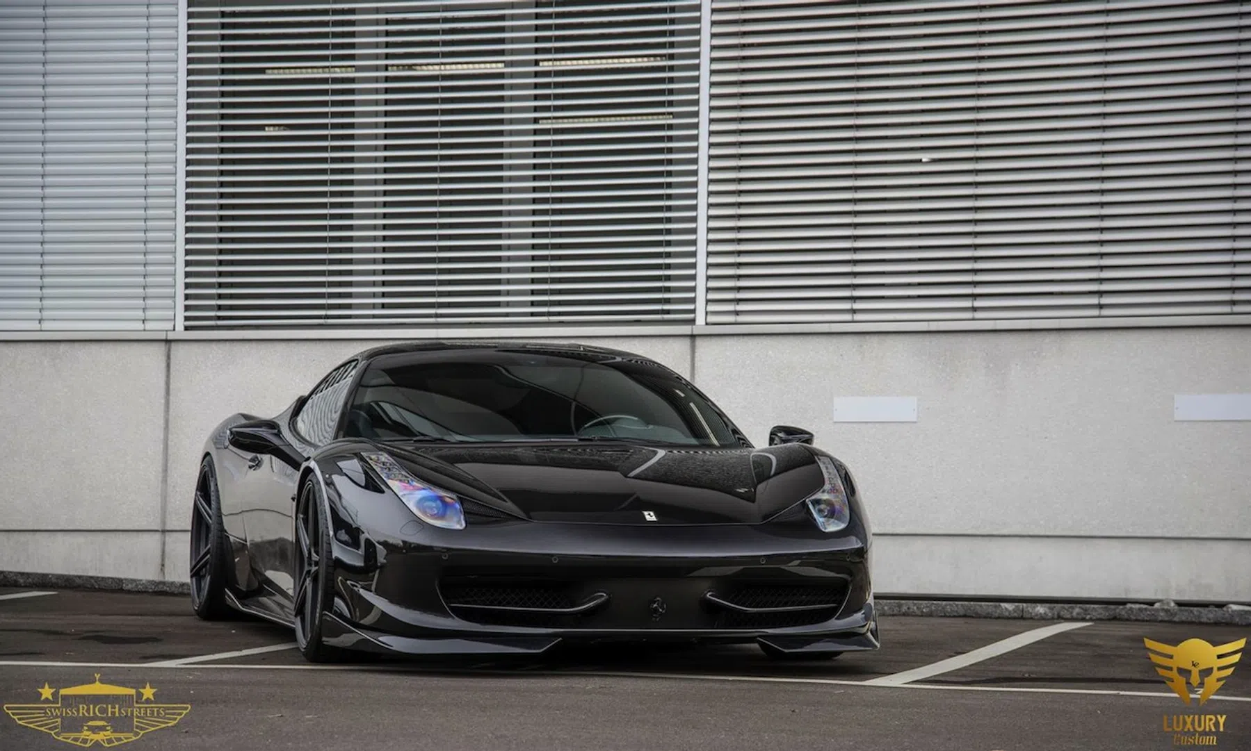 Inktzwarte Ferrari 458 Italia is heer van het duister