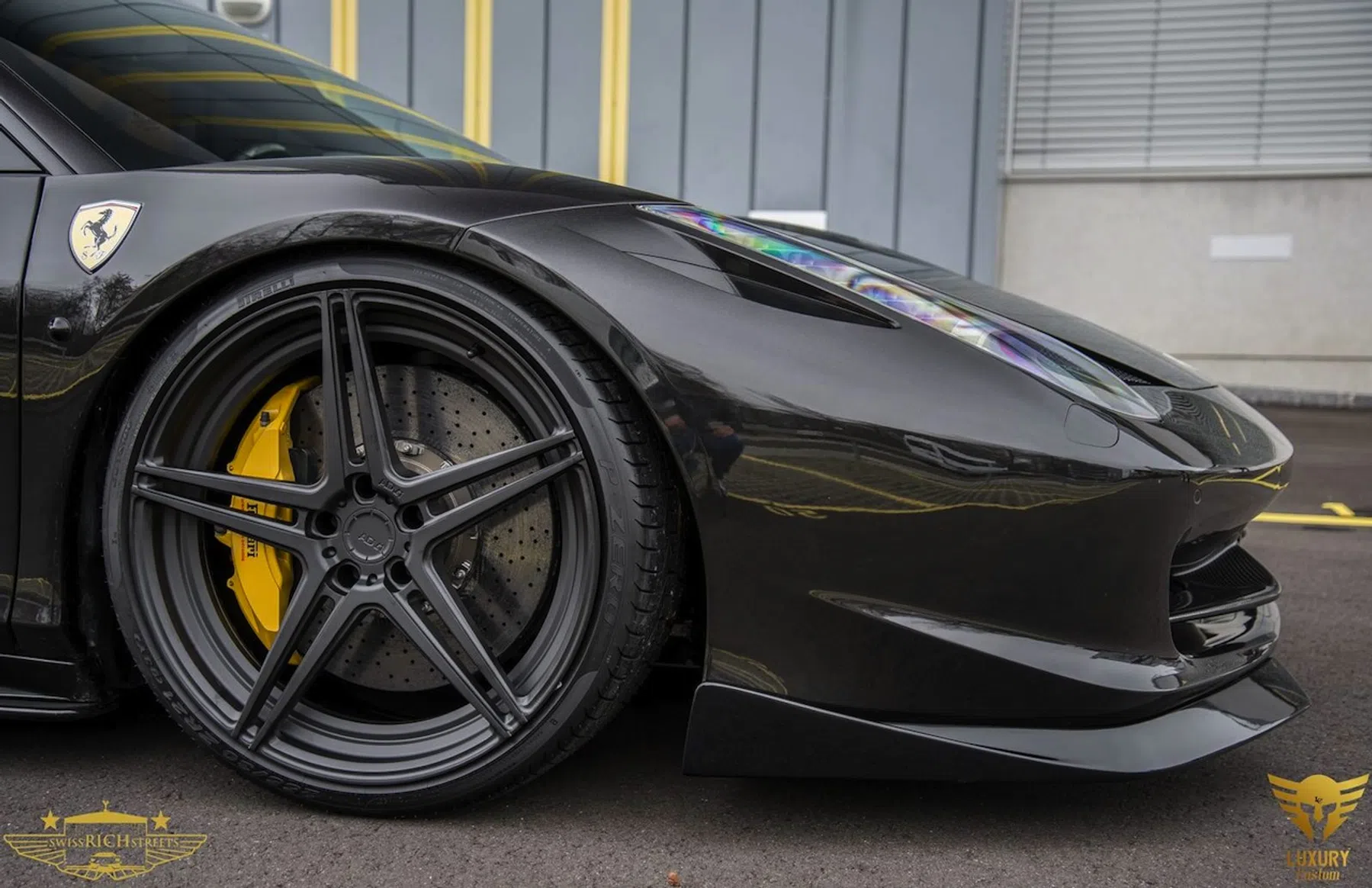 Inktzwarte Ferrari 458 Italia is heer van het duister