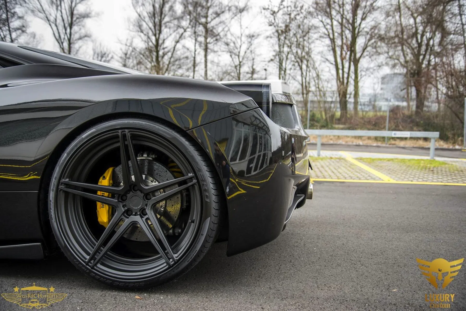 Inktzwarte Ferrari 458 Italia is heer van het duister