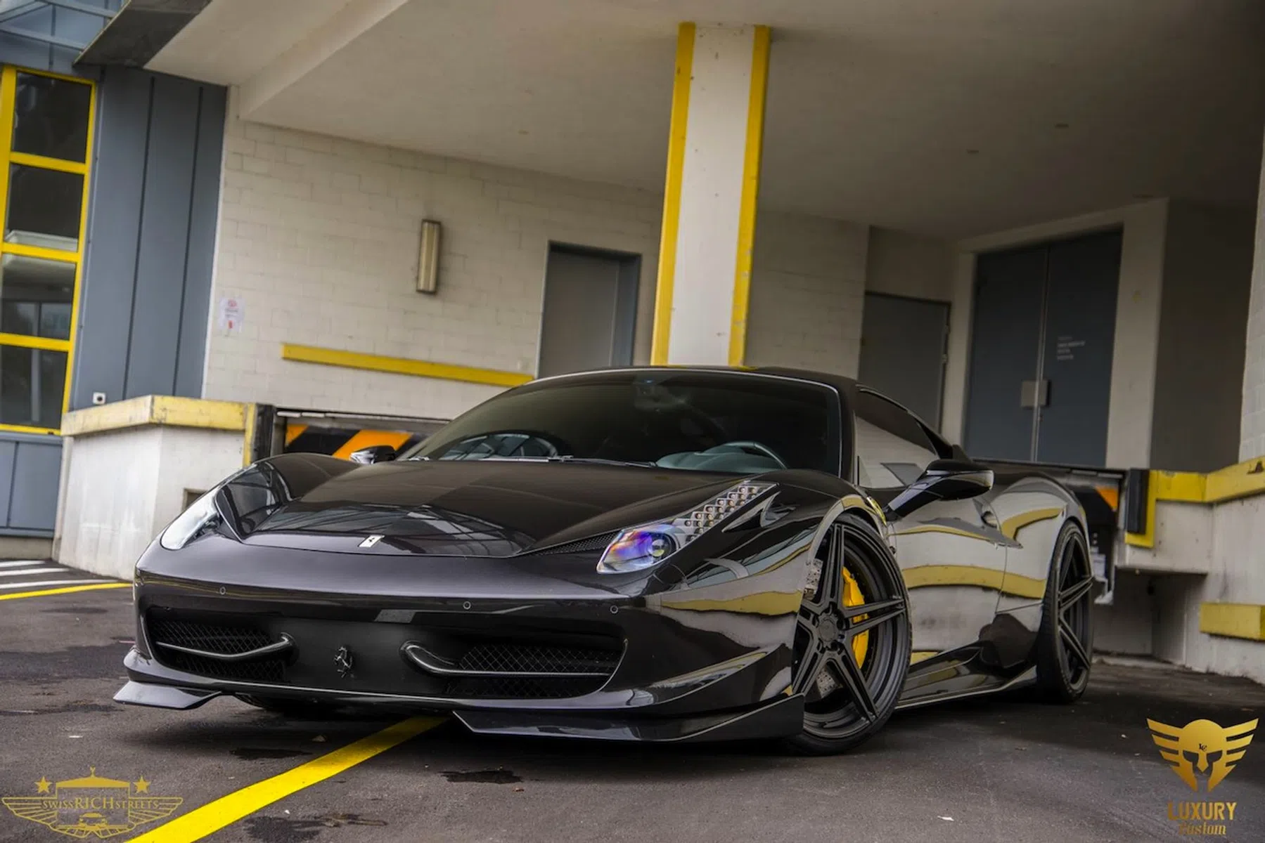 Inktzwarte Ferrari 458 Italia is heer van het duister