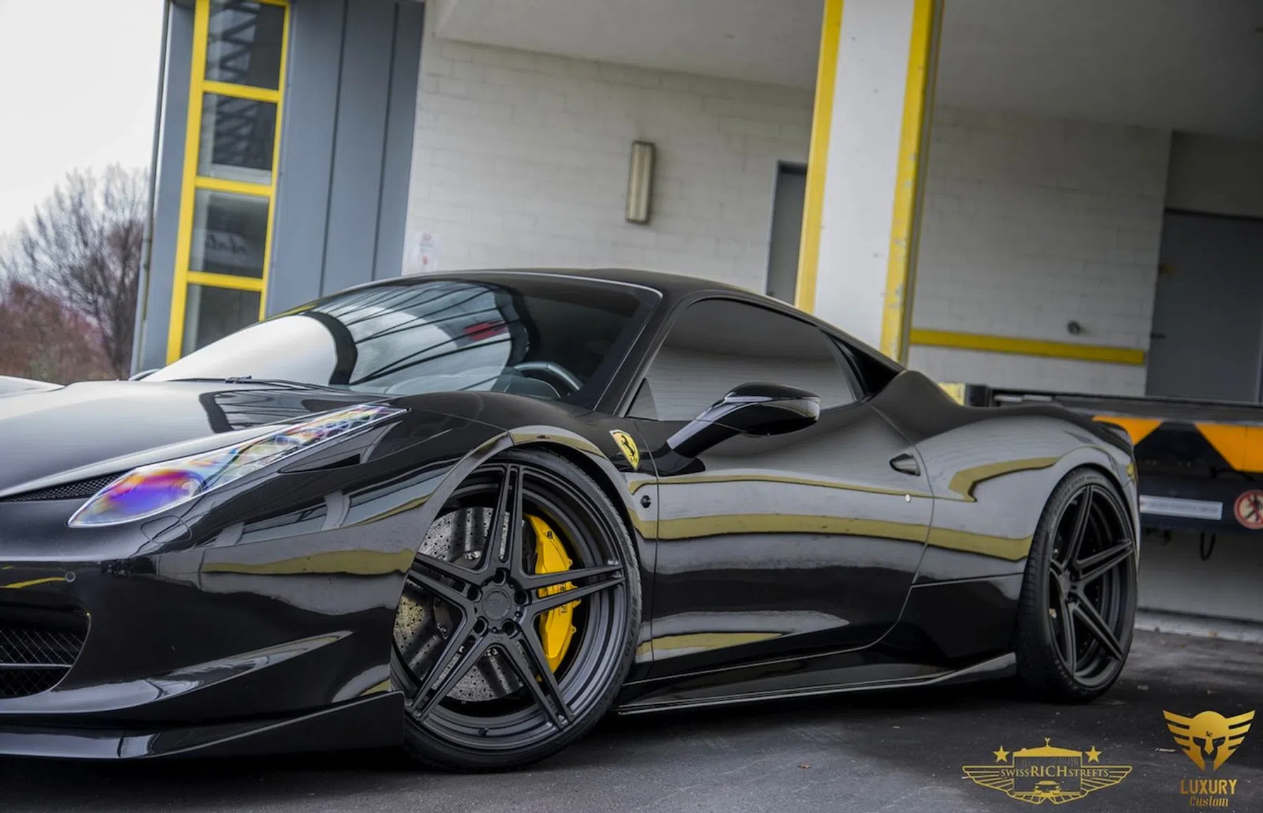 Inktzwarte Ferrari 458 Italia is heer van het duister