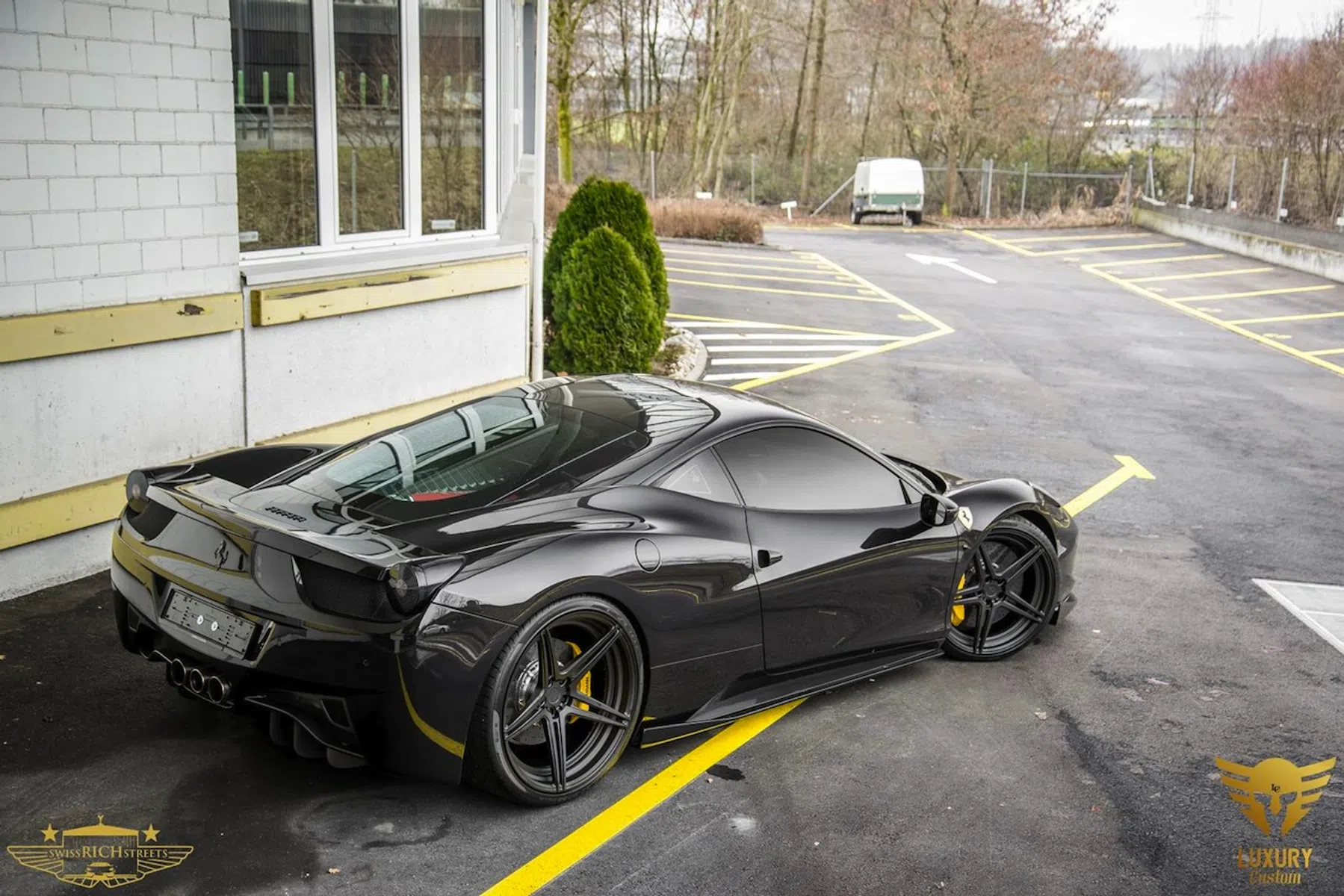 Inktzwarte Ferrari 458 Italia is heer van het duister