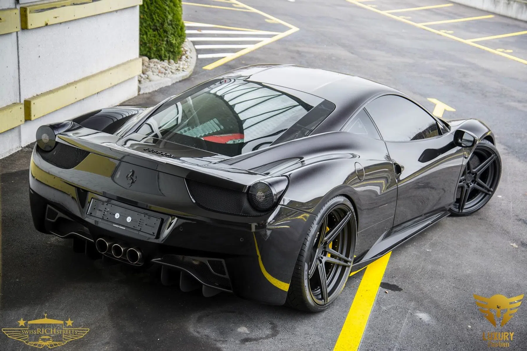 Inktzwarte Ferrari 458 Italia is heer van het duister