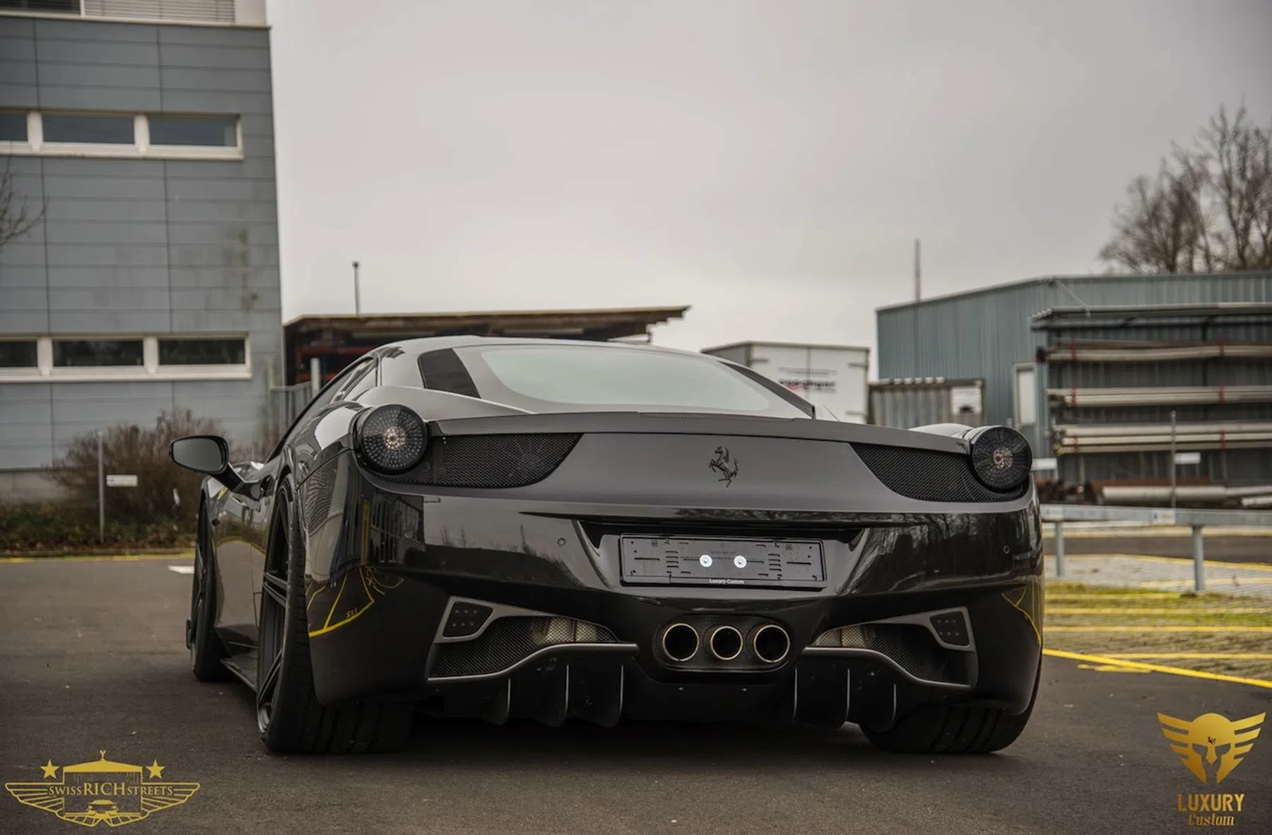 Inktzwarte Ferrari 458 Italia is heer van het duister