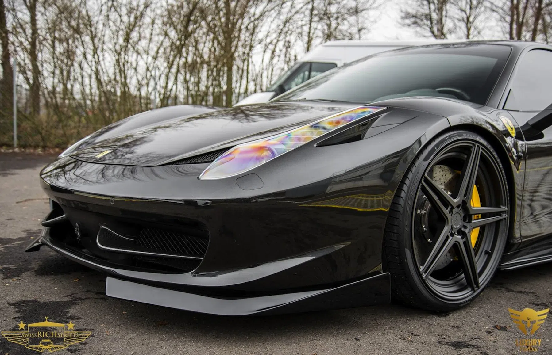 Inktzwarte Ferrari 458 Italia is heer van het duister