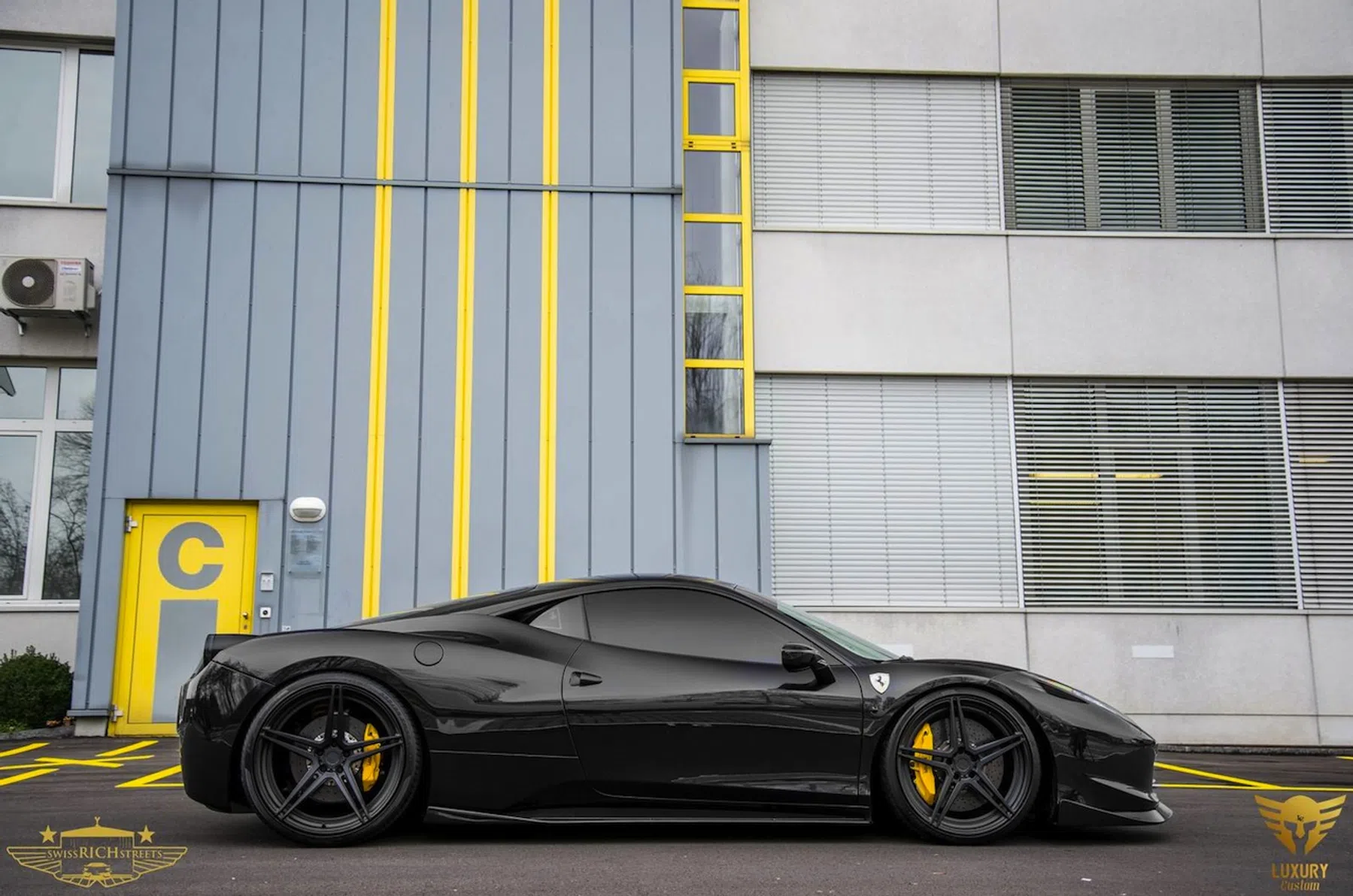 Inktzwarte Ferrari 458 Italia is heer van het duister