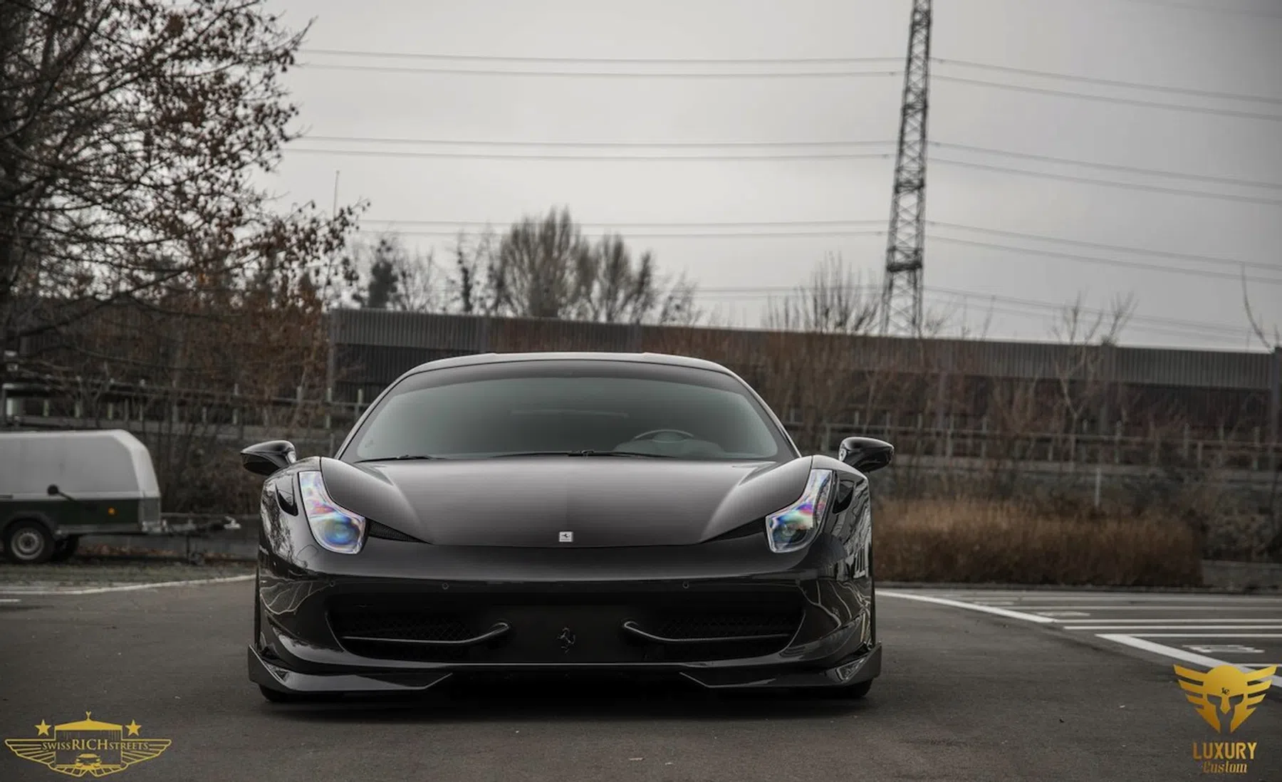 Inktzwarte Ferrari 458 Italia is heer van het duister