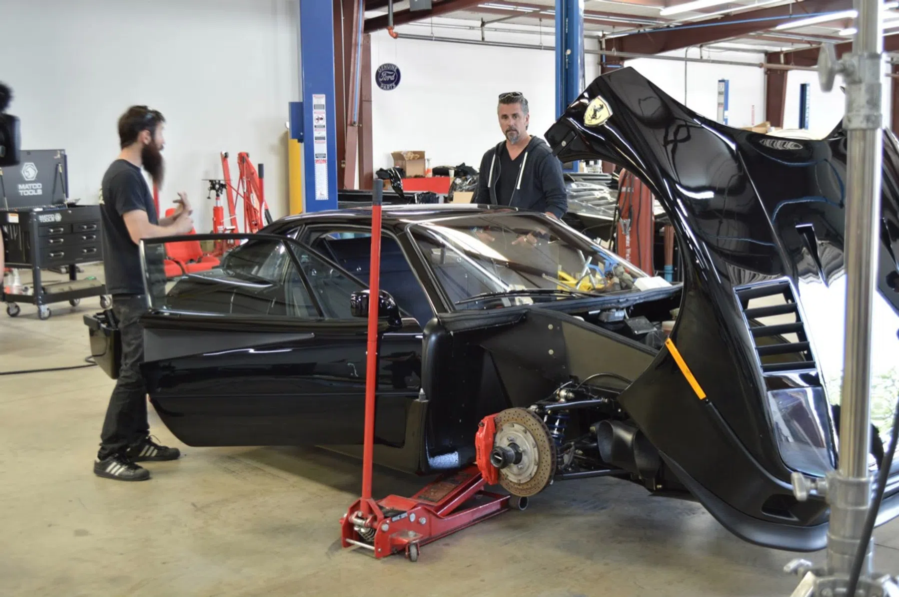 Badass Ferrari F40 is zwart met een Amerikaans sausje