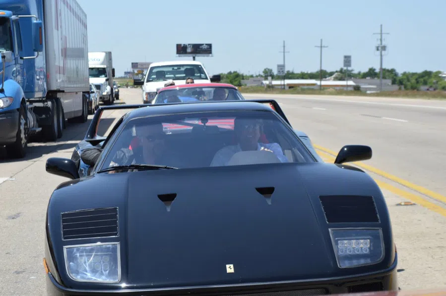 Badass Ferrari F40 is zwart met een Amerikaans sausje