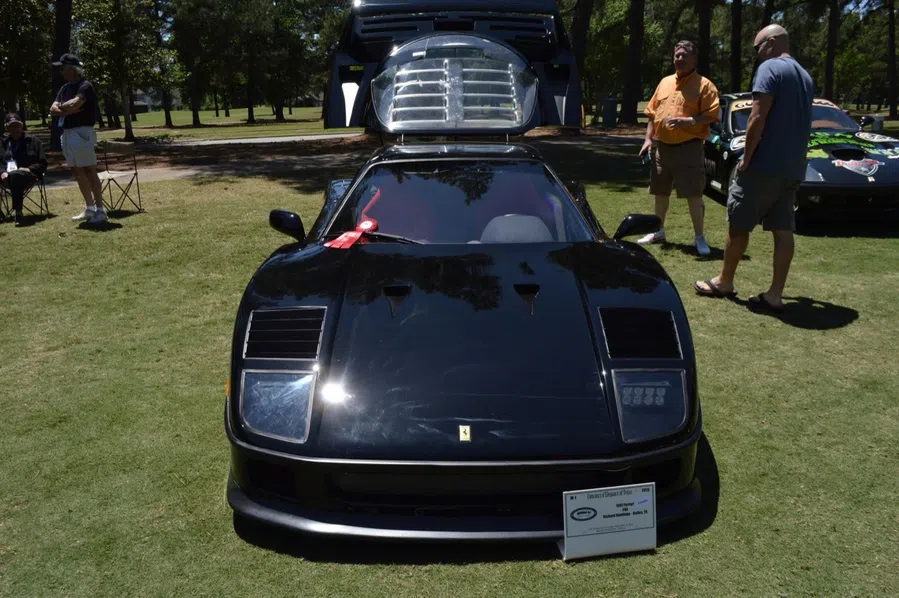 Badass Ferrari F40 is zwart met een Amerikaans sausje