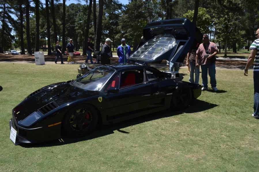 Badass Ferrari F40 is zwart met een Amerikaans sausje