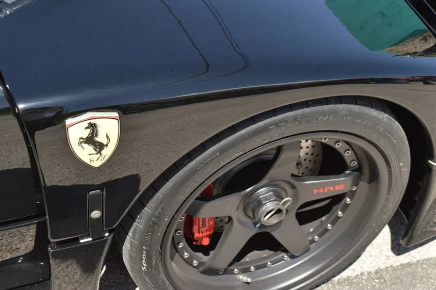 Badass Ferrari F40 is zwart met een Amerikaans sausje
