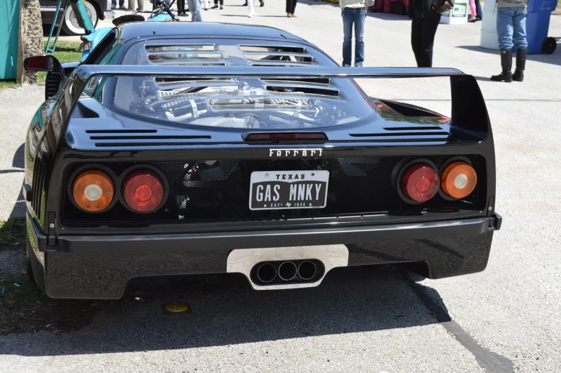 Badass Ferrari F40 is zwart met een Amerikaans sausje