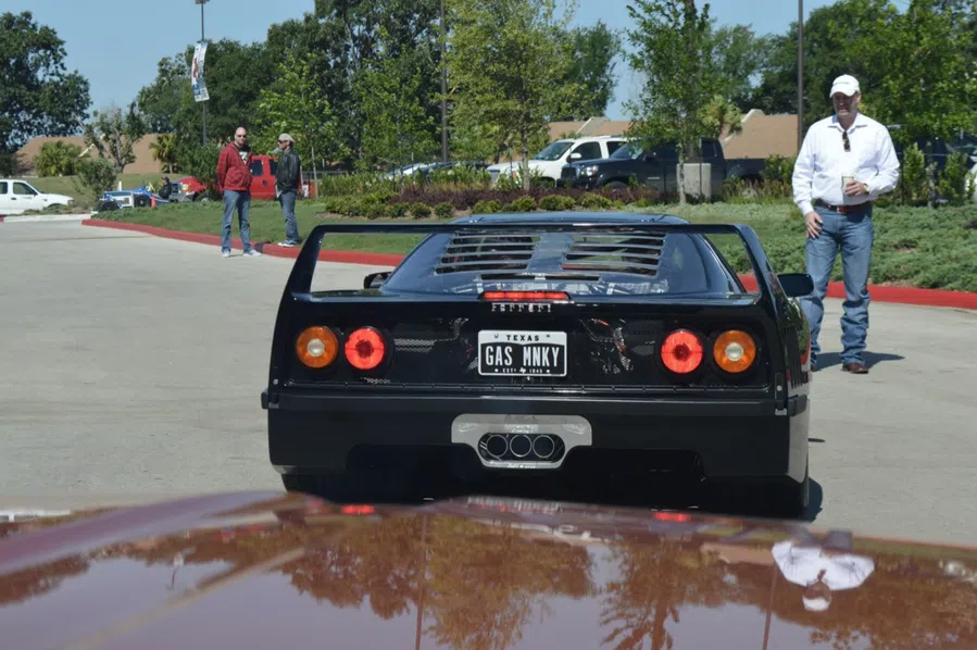 Badass Ferrari F40 is zwart met een Amerikaans sausje