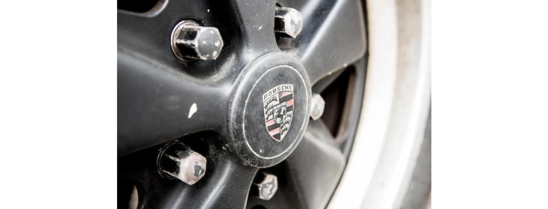 Puike Porsche 911 uit The Bridge te veil voor goed doel