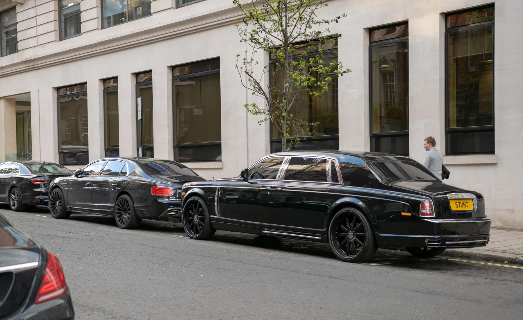 Rolls Royce Phantom by Mansory vs. Bentley Flying Spur by Mansory