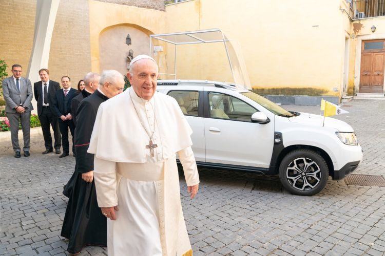 Paus Franciscus in zijn nopjes met nieuwe pausmobiel