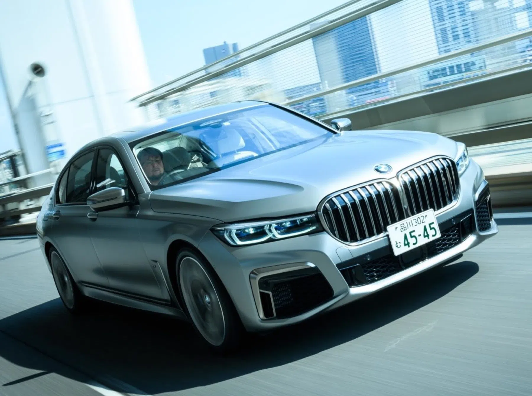 Nee maar, er is een 'nieuwe' BMW met V12 én 700 pk!