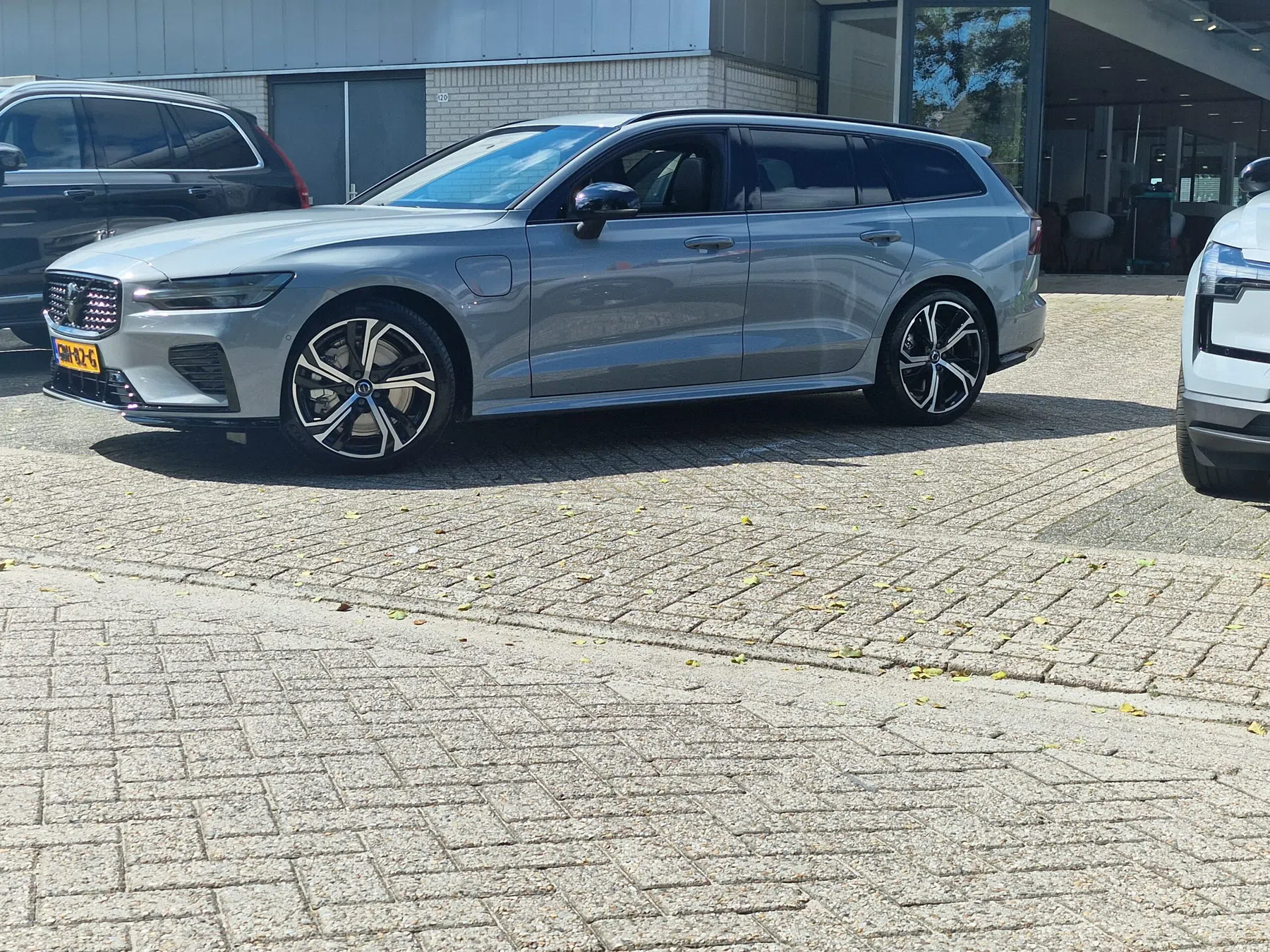 V60 2025 VAPOUR_Grey OrangeTones
