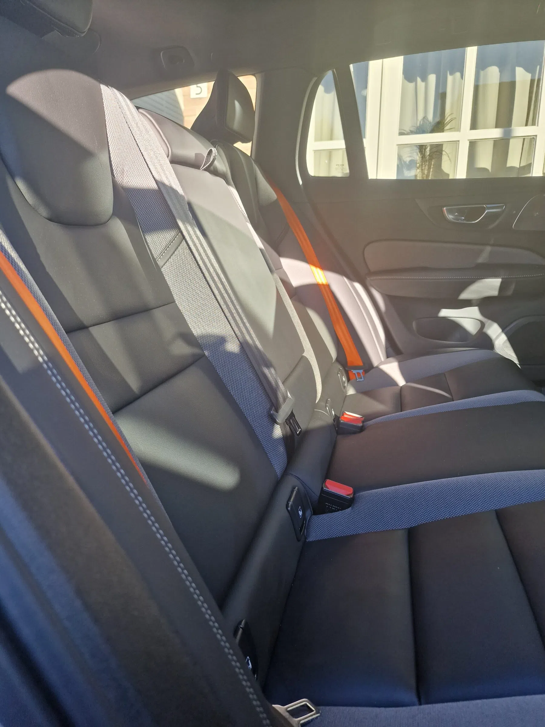 V60 2025 VAPOUR_Grey OrangeTones