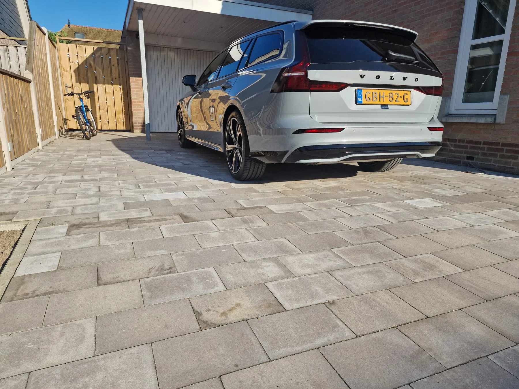 V60 2025 VAPOUR_Grey OrangeTones