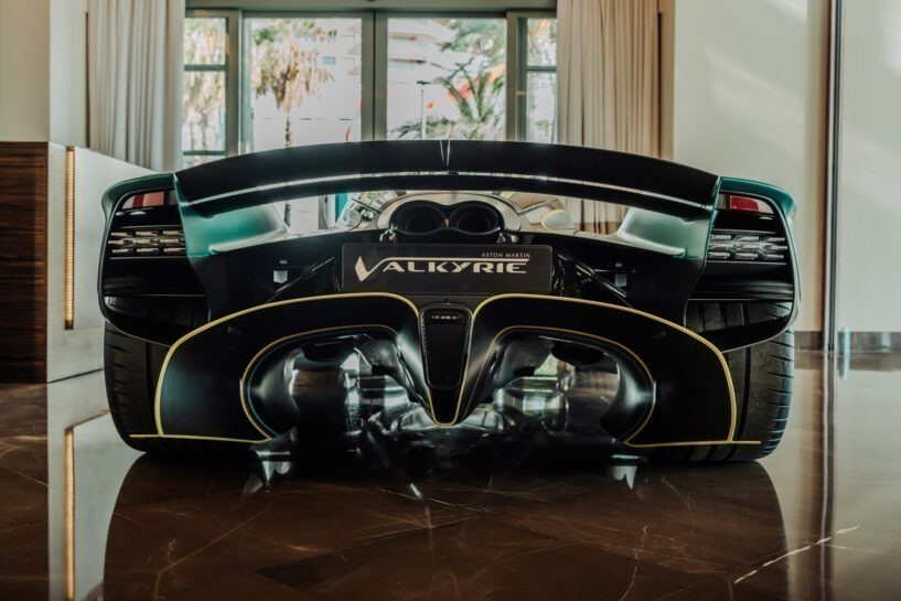 Alonso neemt zijn Aston Martin Valkyrie in ontvangst