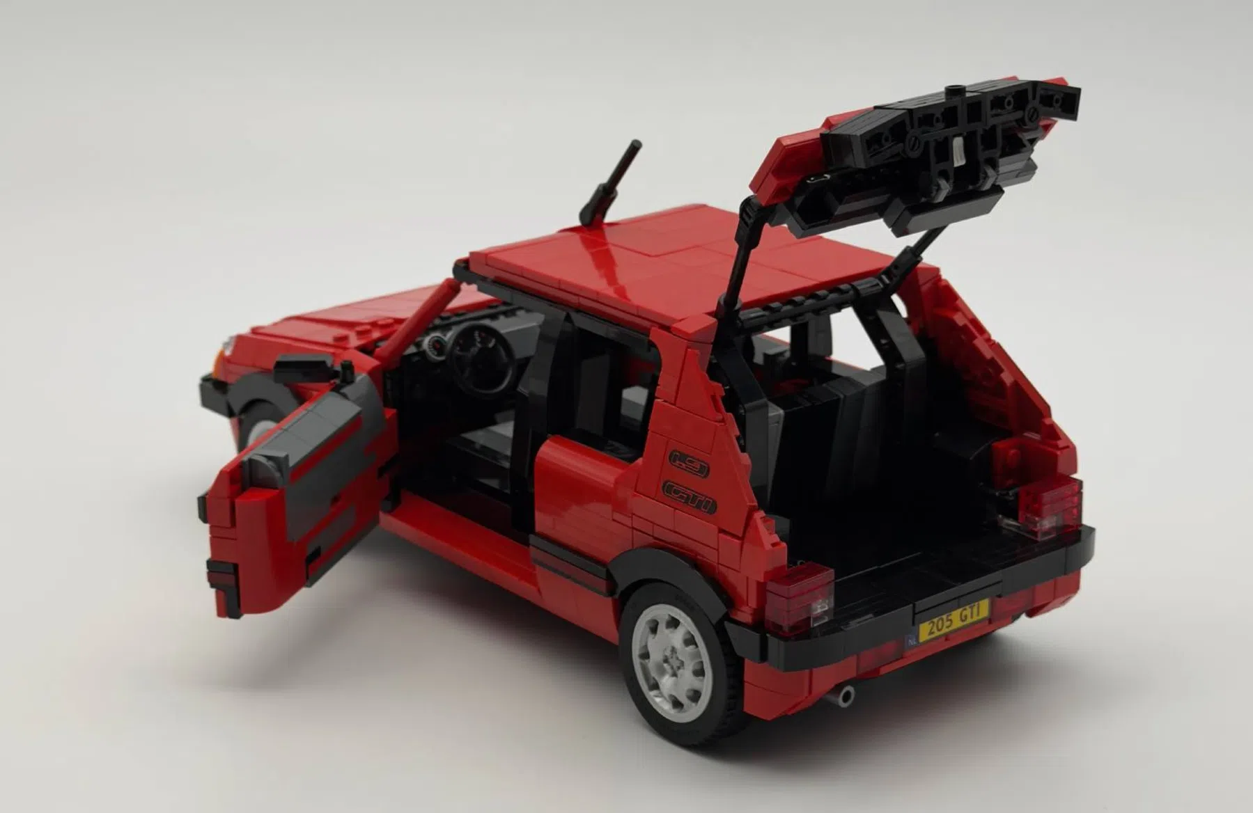 Jouw eigen auto van LEGO? Dankzij deze Nederlandse autoliefhebber kan het!
