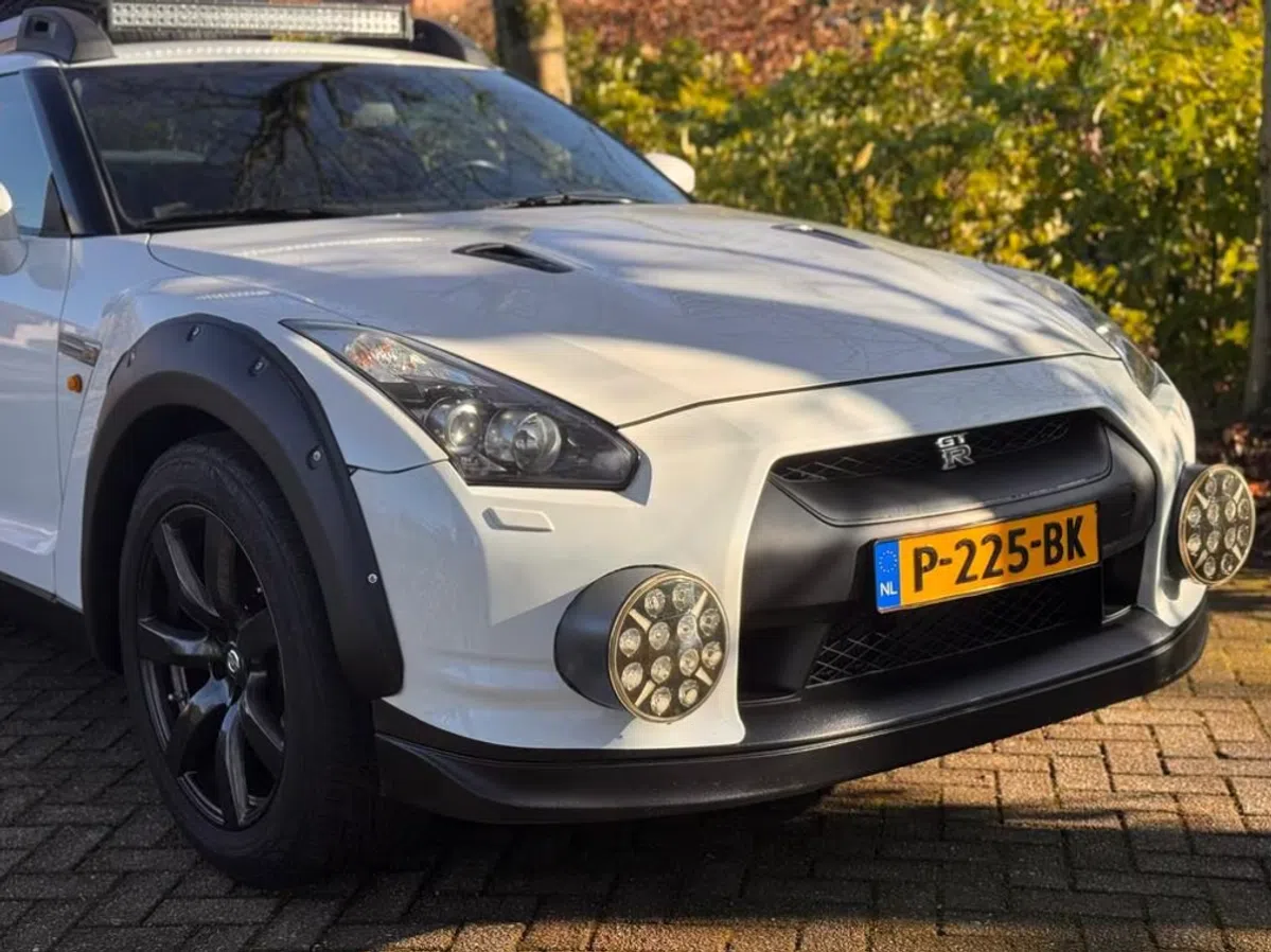 Voor deze bizarre Nissan GT-R op Marktplaats is geen terrein te gek