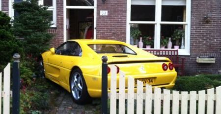 Ferrari F355 botst tegen huis in Den Dolder