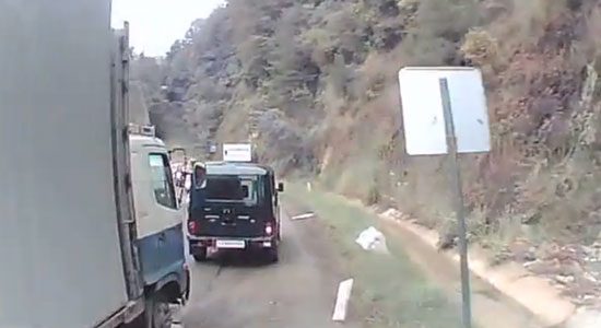Truck met falende remmen [video]