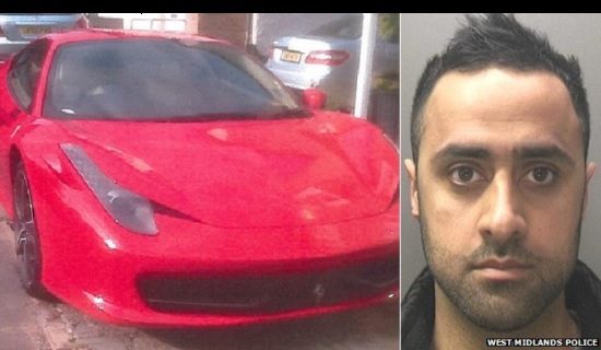 Agent komt met Ferrari naar het bureau, wordt ontmaskerd