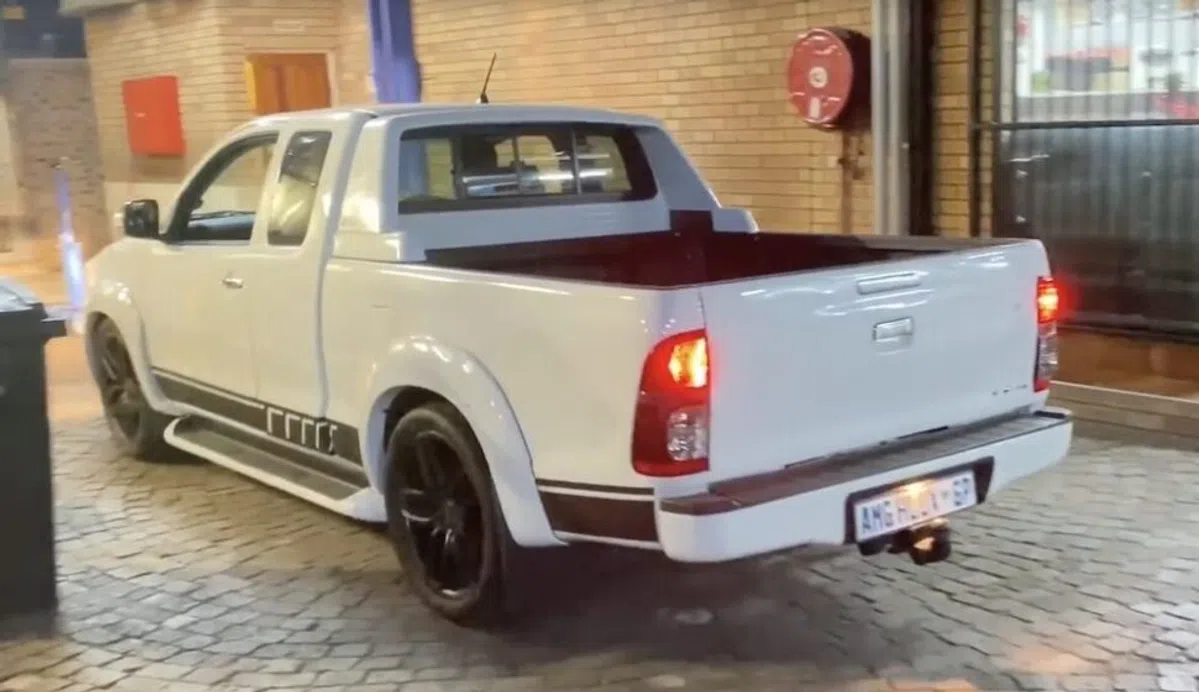 Deze Toyota Hilux heeft dé V8 AMG motor