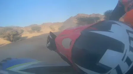 Tim en Tom Coronel rijden motorrijder aan [update: video]
