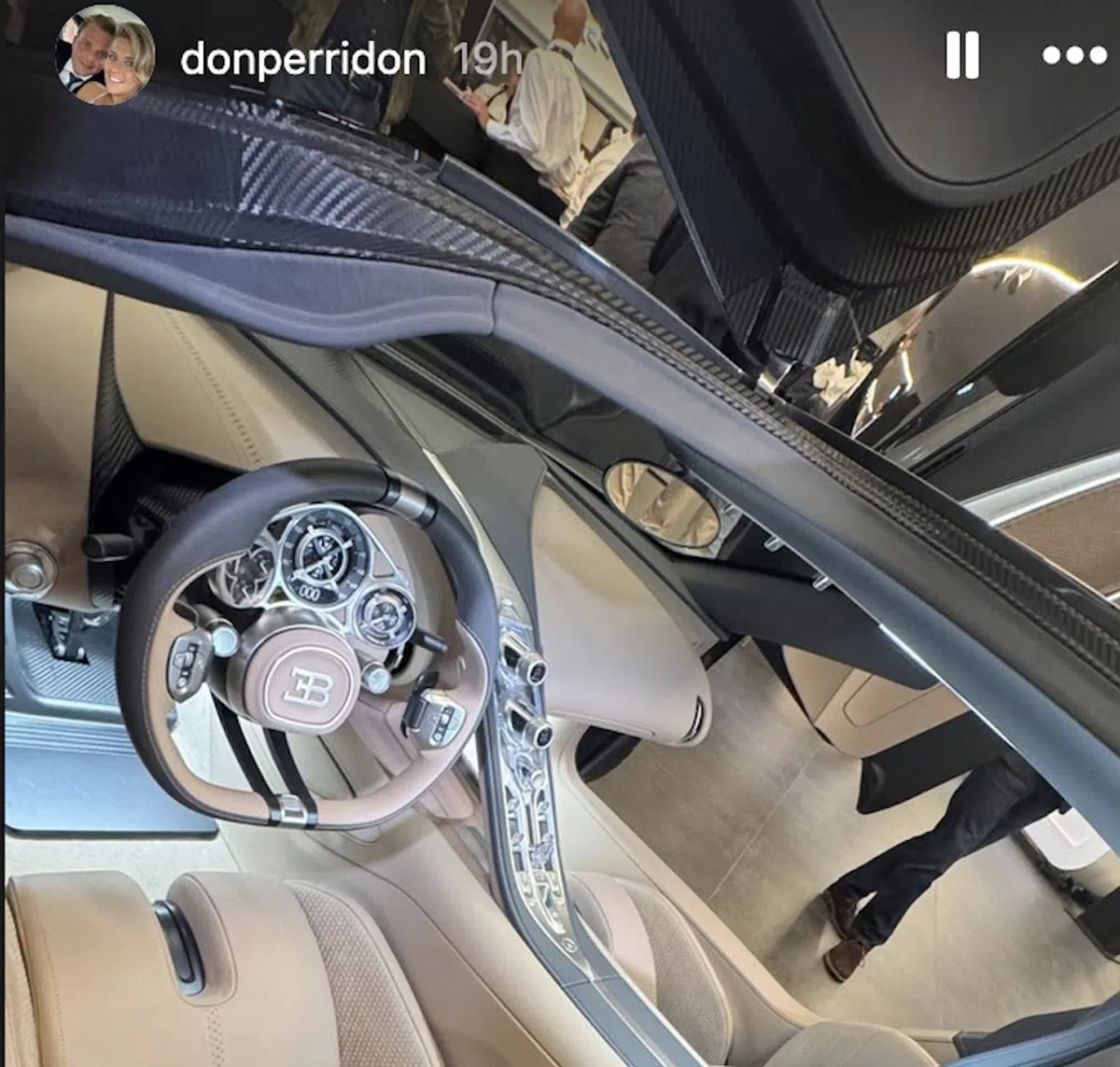 Perridon gluurt bronstig naar Bugatti Tourbillon bij Bugatti Rotterdam