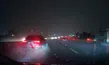 Haastige Audi Q7 glijdt de snelweg af